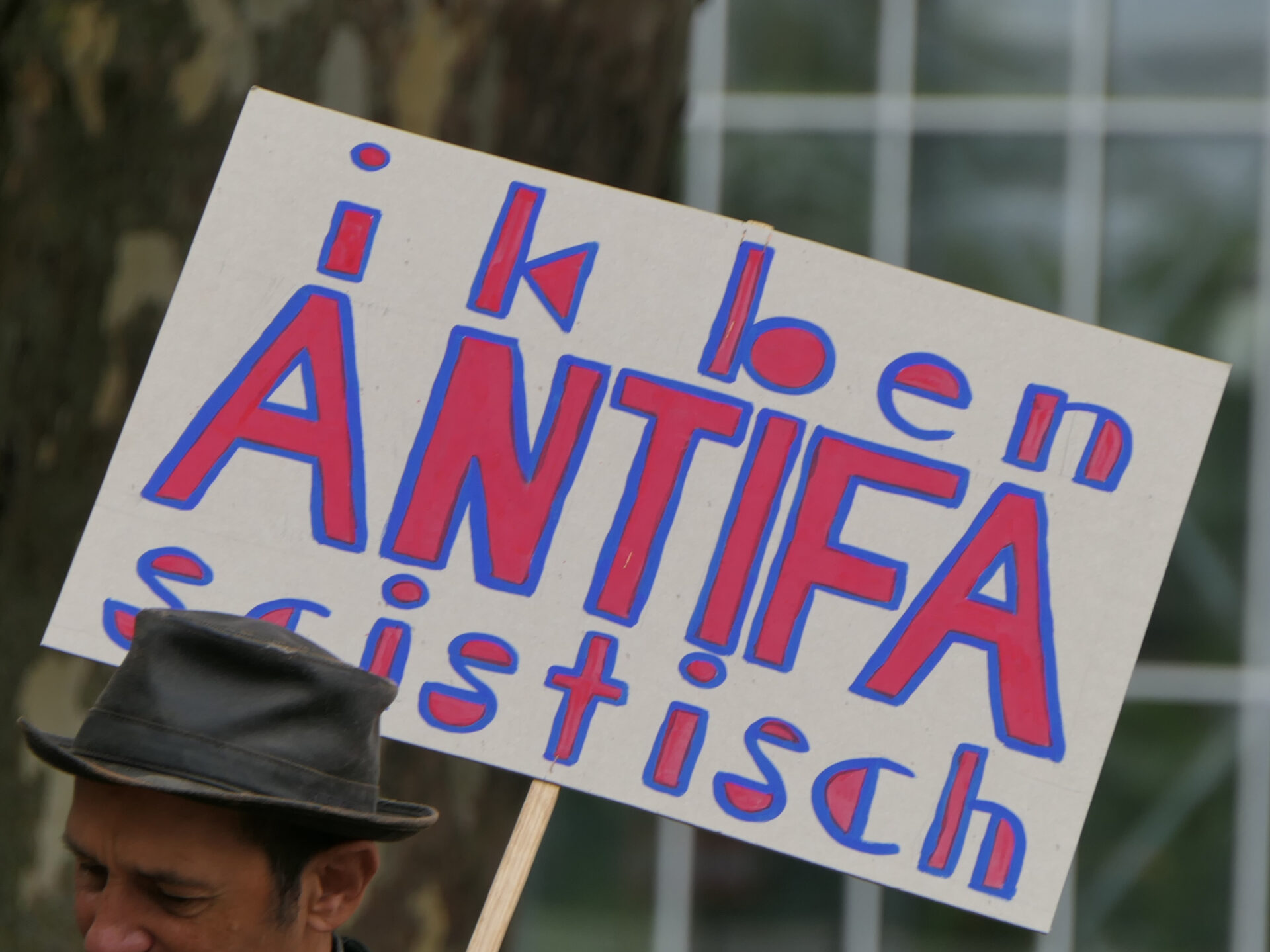 Bo Salomons bij Samen Tegen Fascisme-protest: “Waar is hun Rode Lijn ...