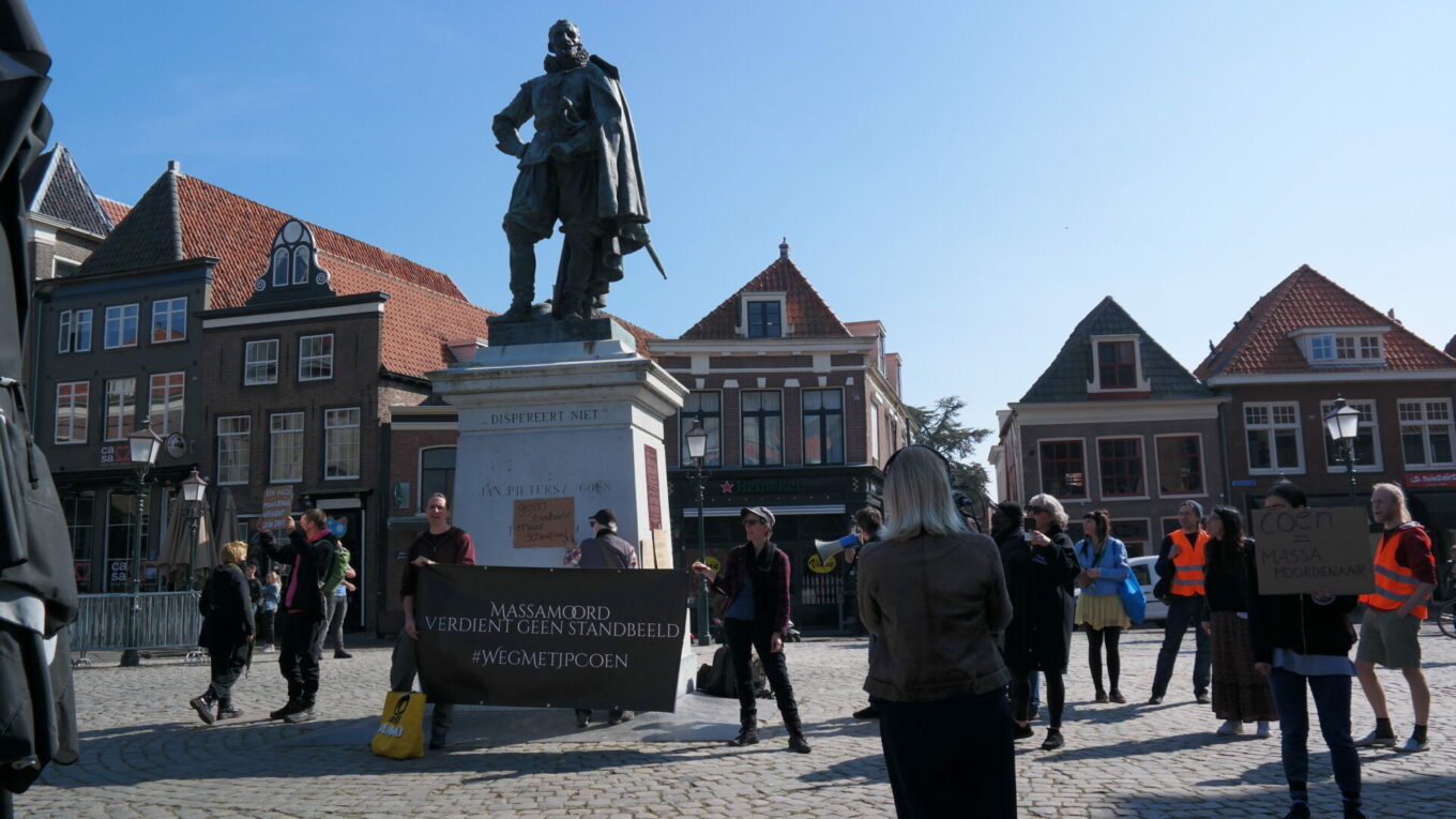 Protest tegen Coen-verering in Hoorn: “Wie voldoende steelt, krijgt ...