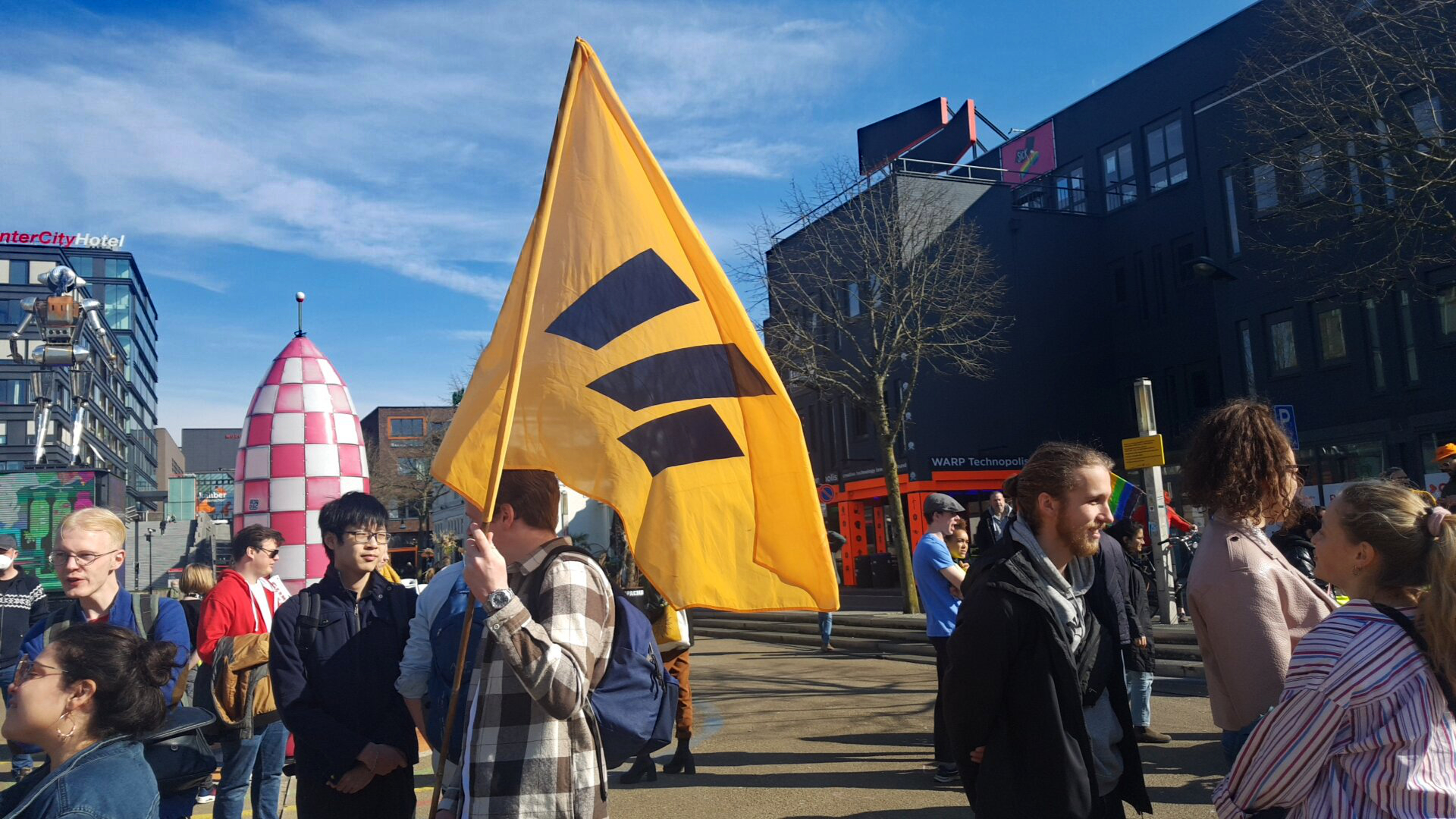 "Geen racisme in de raad", was het motto gisteren bij 20 demo's in het ...