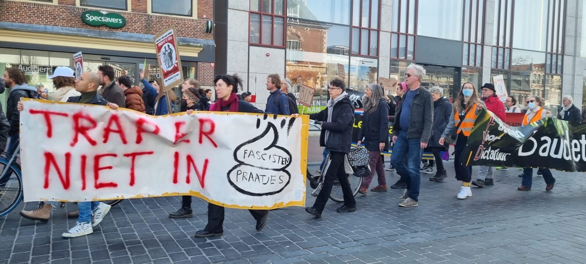 "Geen racisme in de raad", was het motto gisteren bij 20 demo's in het ...