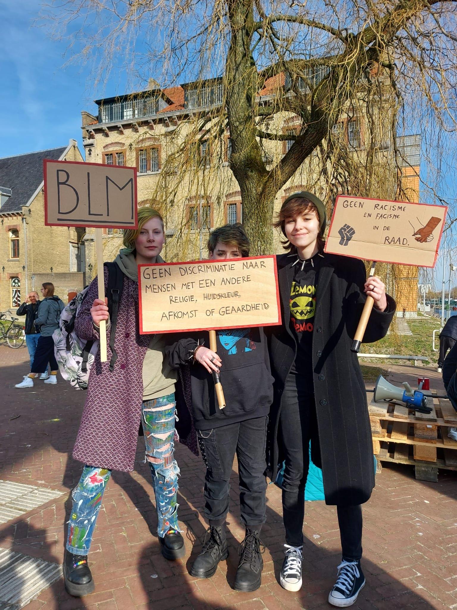 "Geen racisme in de raad", was het motto gisteren bij 20 demo's in het ...