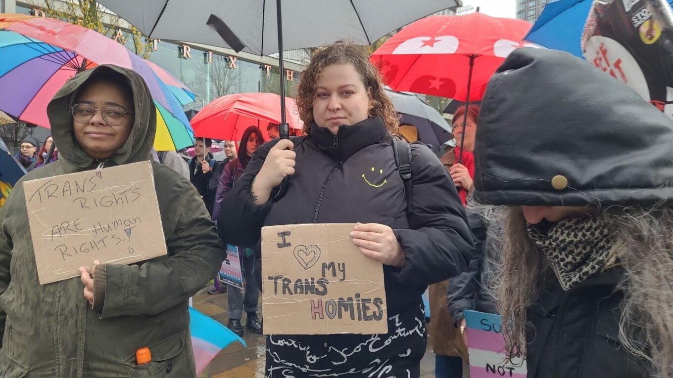 Repressieve politie weet energiek queer protest tegen trans haters niet ...