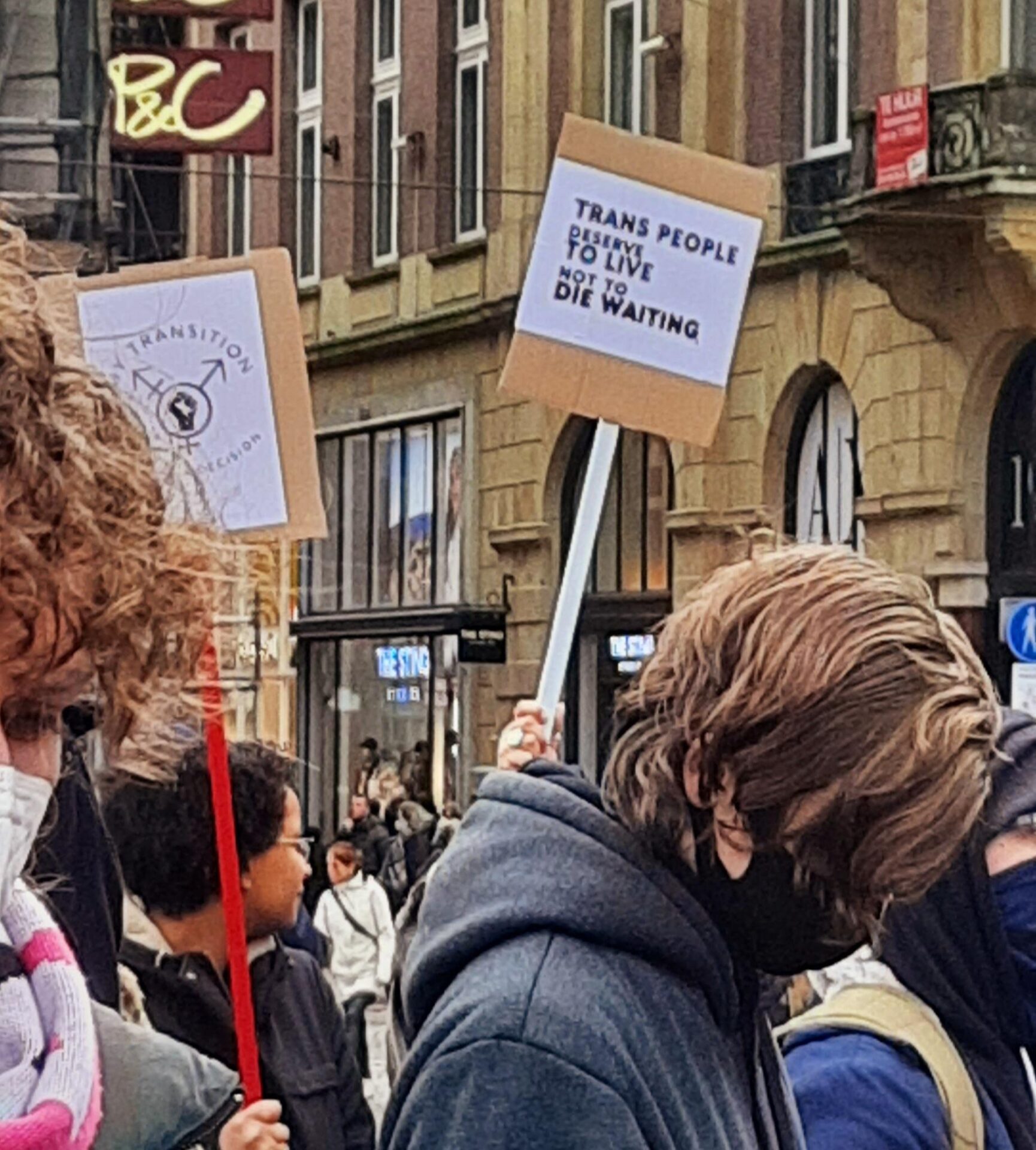 Indrukwekkend (en triggerend) “Transzorg nu!”-protest gisteren in ...